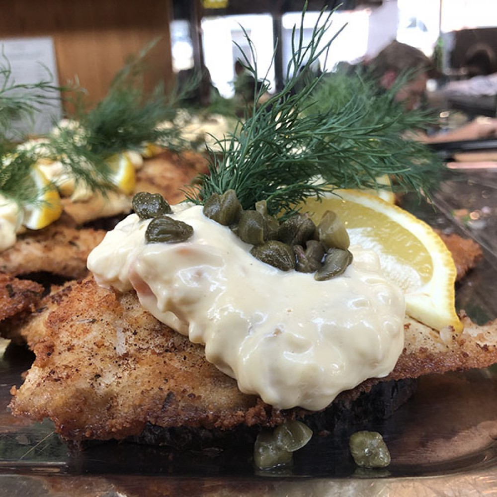 Smørstegt rødspættefilet med grov remoulade, dild, kapers og citron